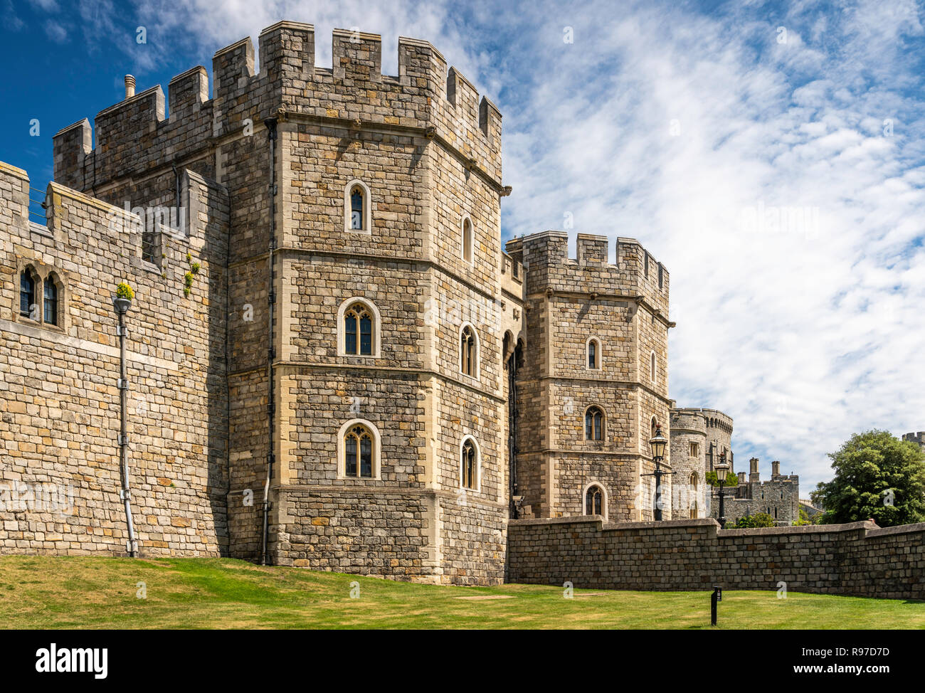 Windsor castle exterior hi-res stock photography and images - Alamy