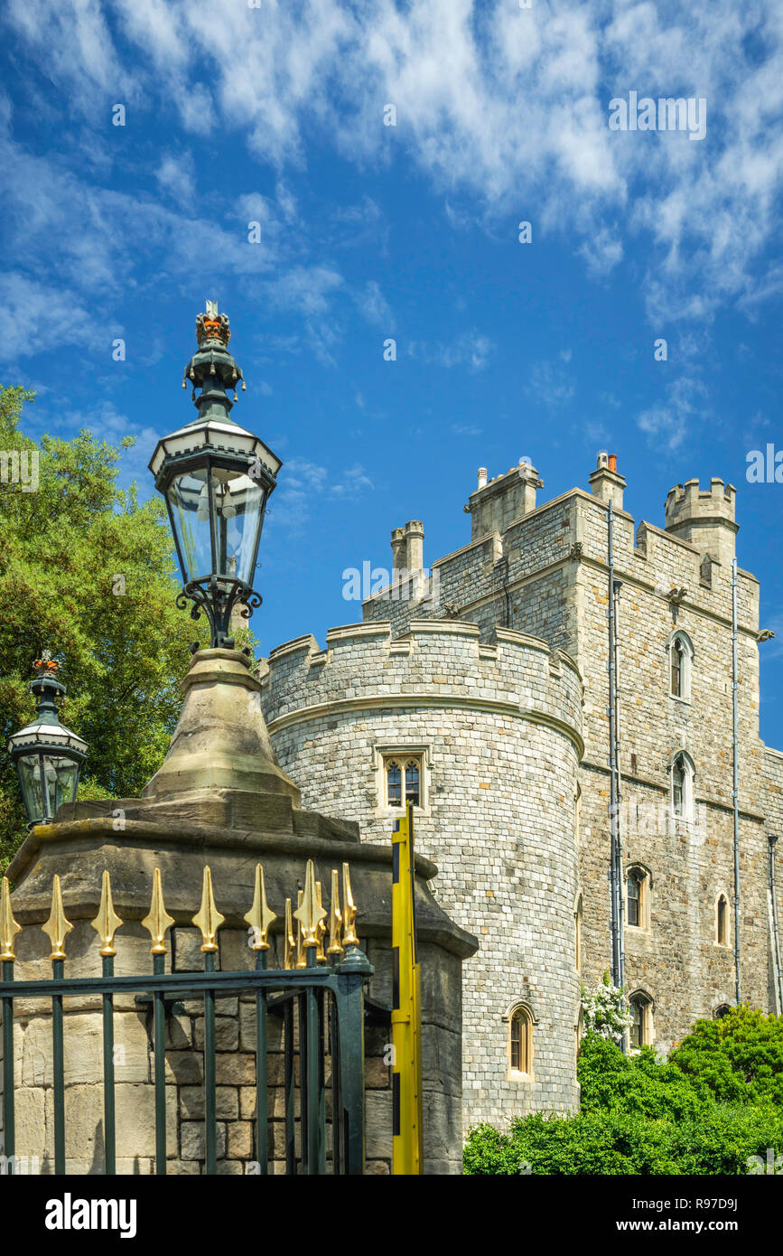 Windsor castle exterior hi-res stock photography and images - Alamy