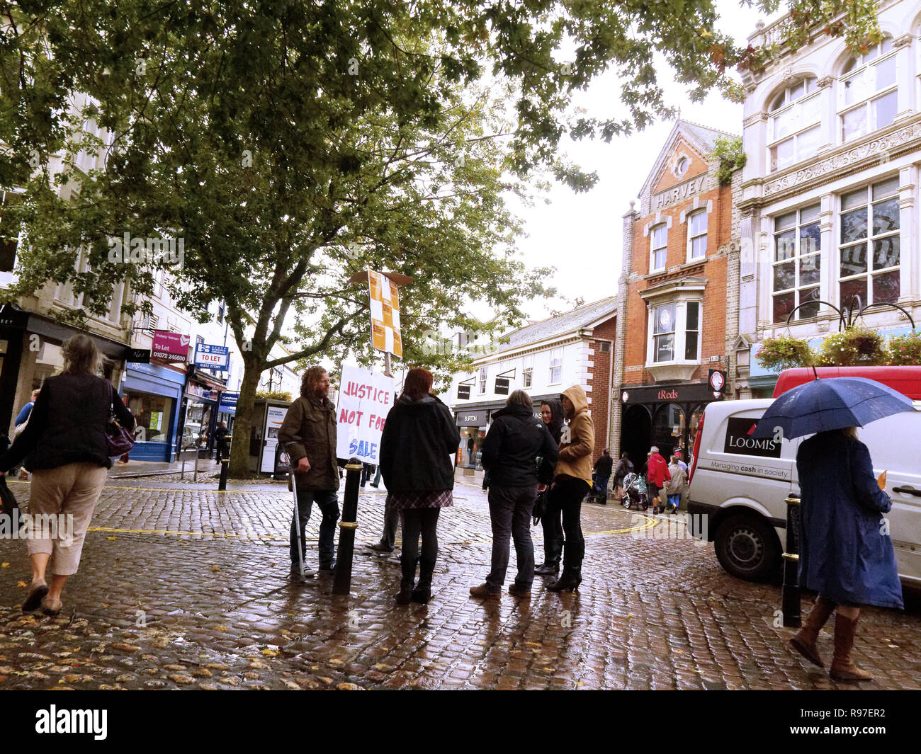 UK High street shoppers shopping and visitors browsing shop fronts ...