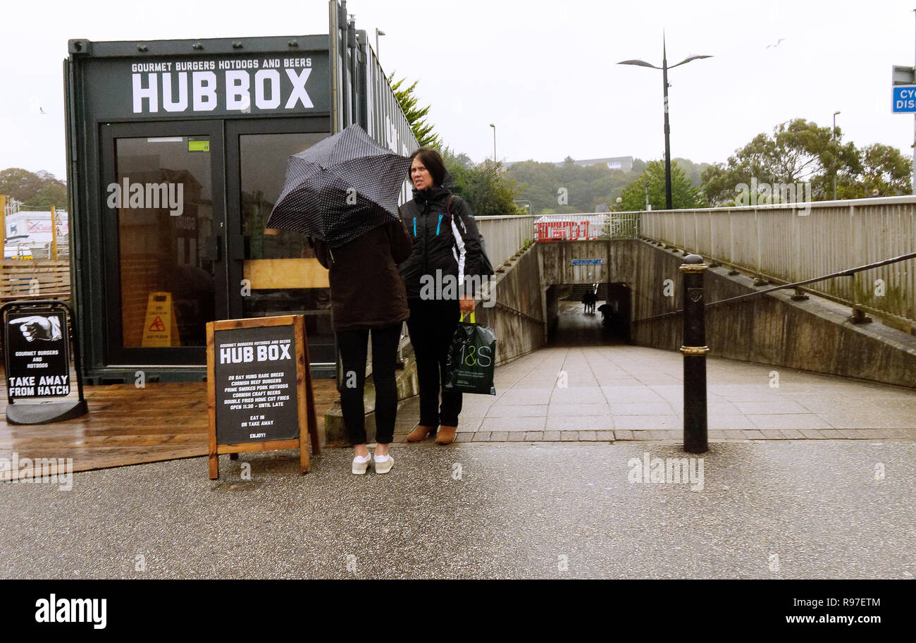 UK High street shoppers shopping and visitors browsing shop fronts ...