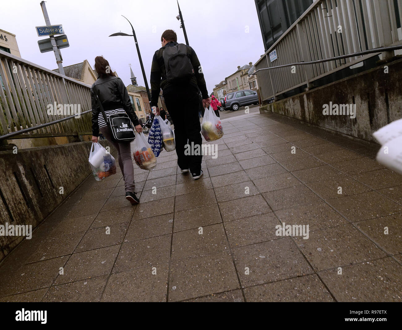 UK High street shoppers shopping and visitors browsing shop fronts ...