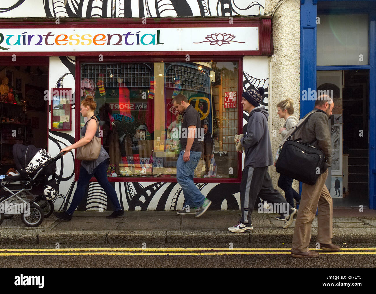 UK High street shoppers shopping and visitors browsing shop fronts ...