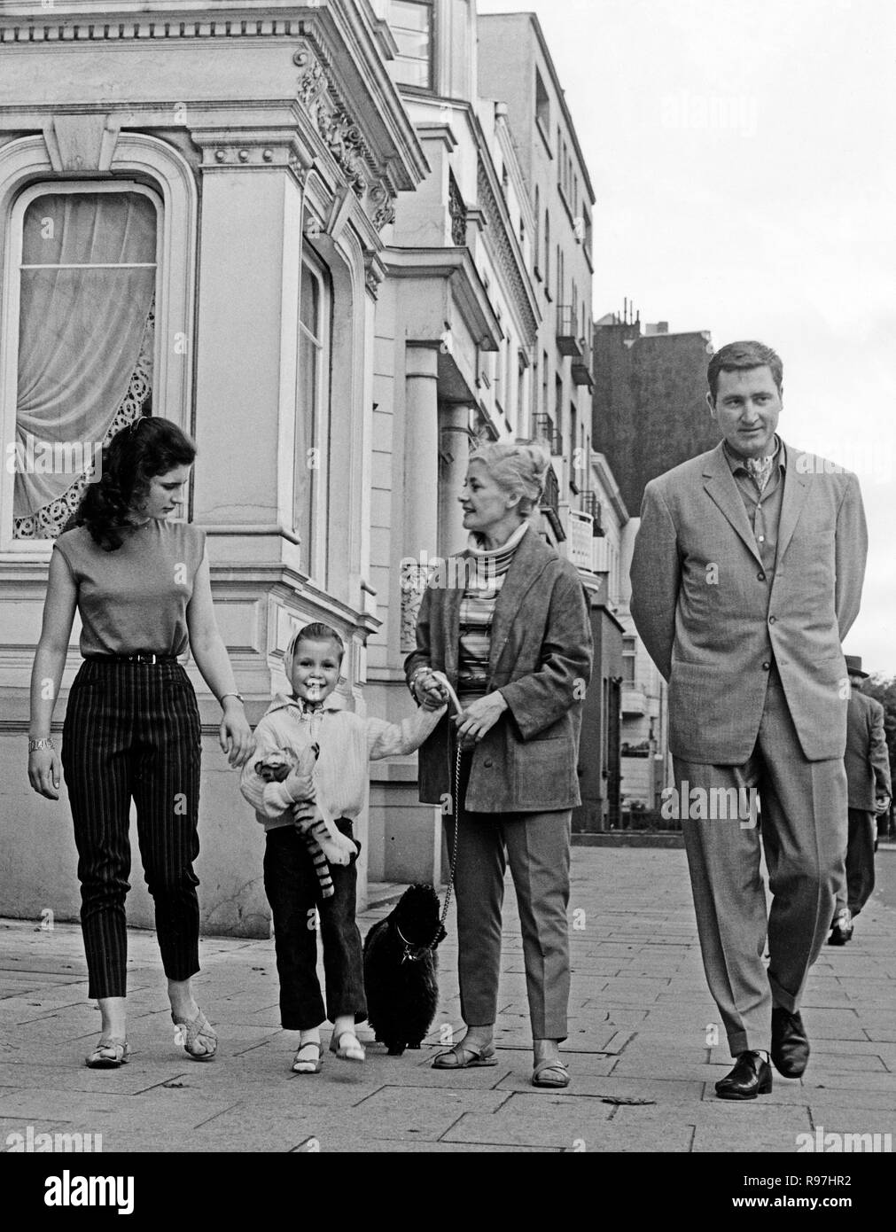 Barbara, Susanne, Pudel Moritz und Gisela Uhlen mit Ehemann beim ...