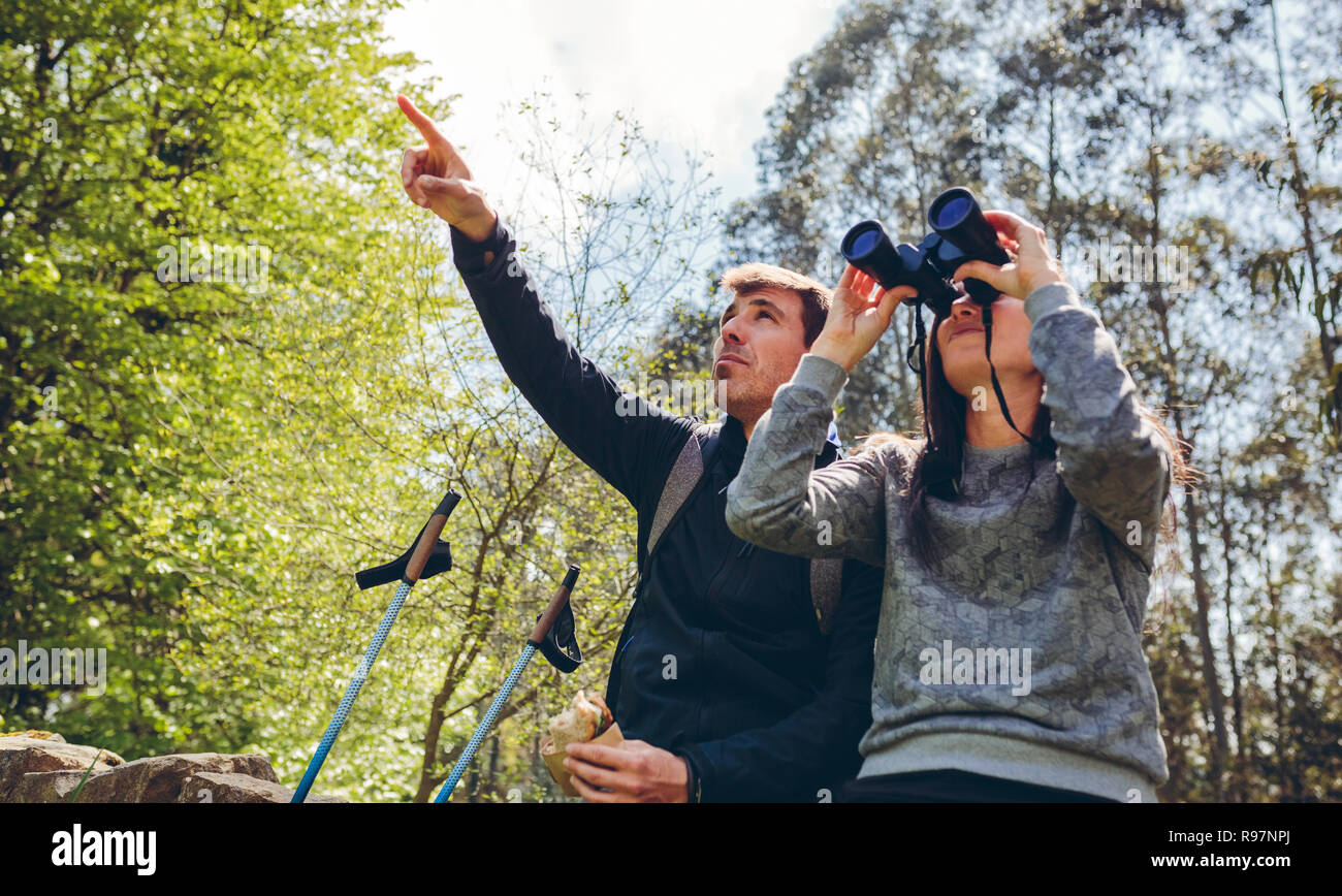 Two people binoculars hi-res stock photography and images - Alamy