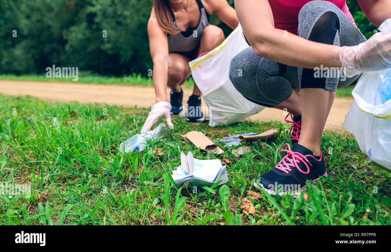 Women picking up trash hi-res stock photography and images - Alamy