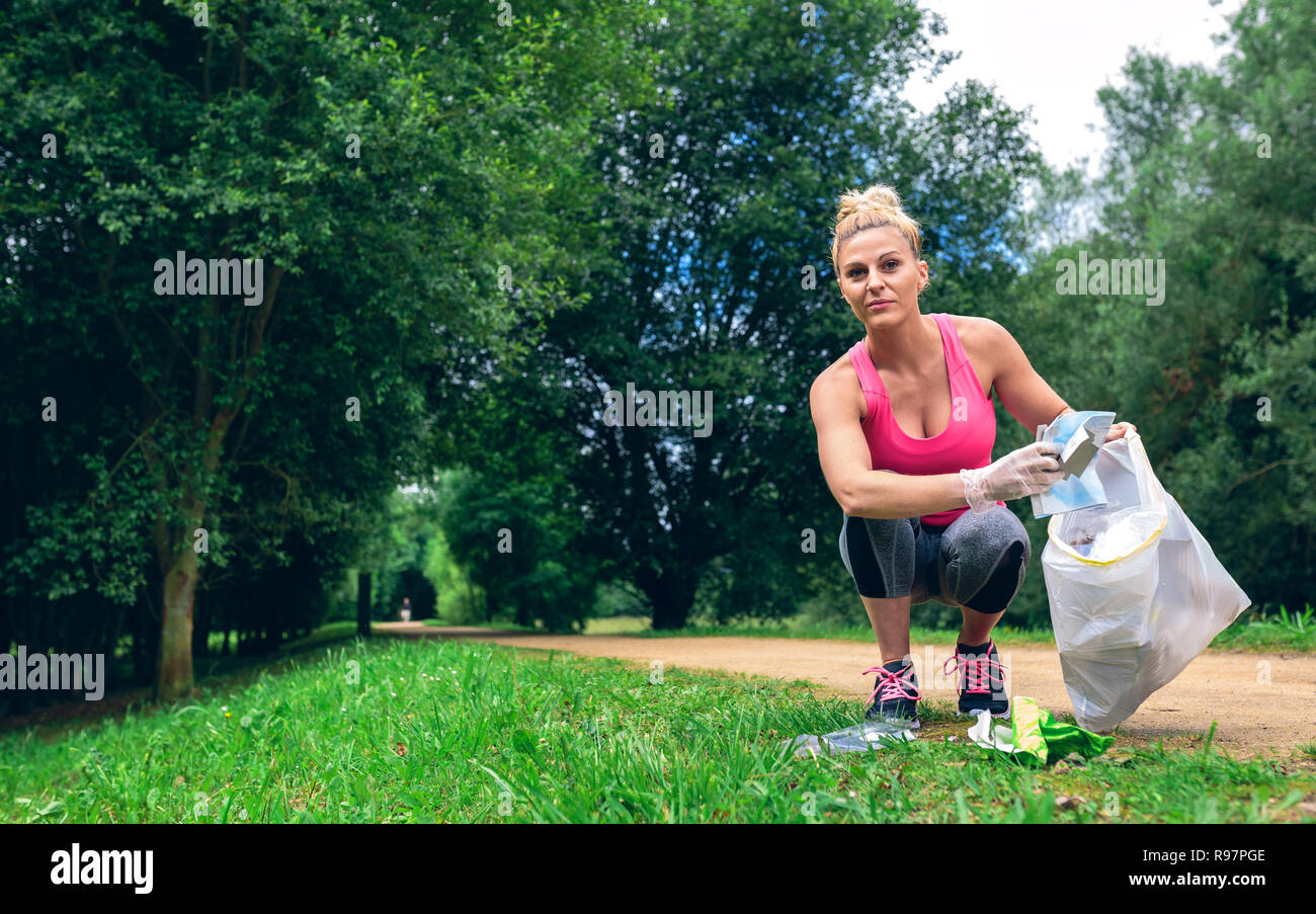 Pick up trash hi-res stock photography and images - Alamy