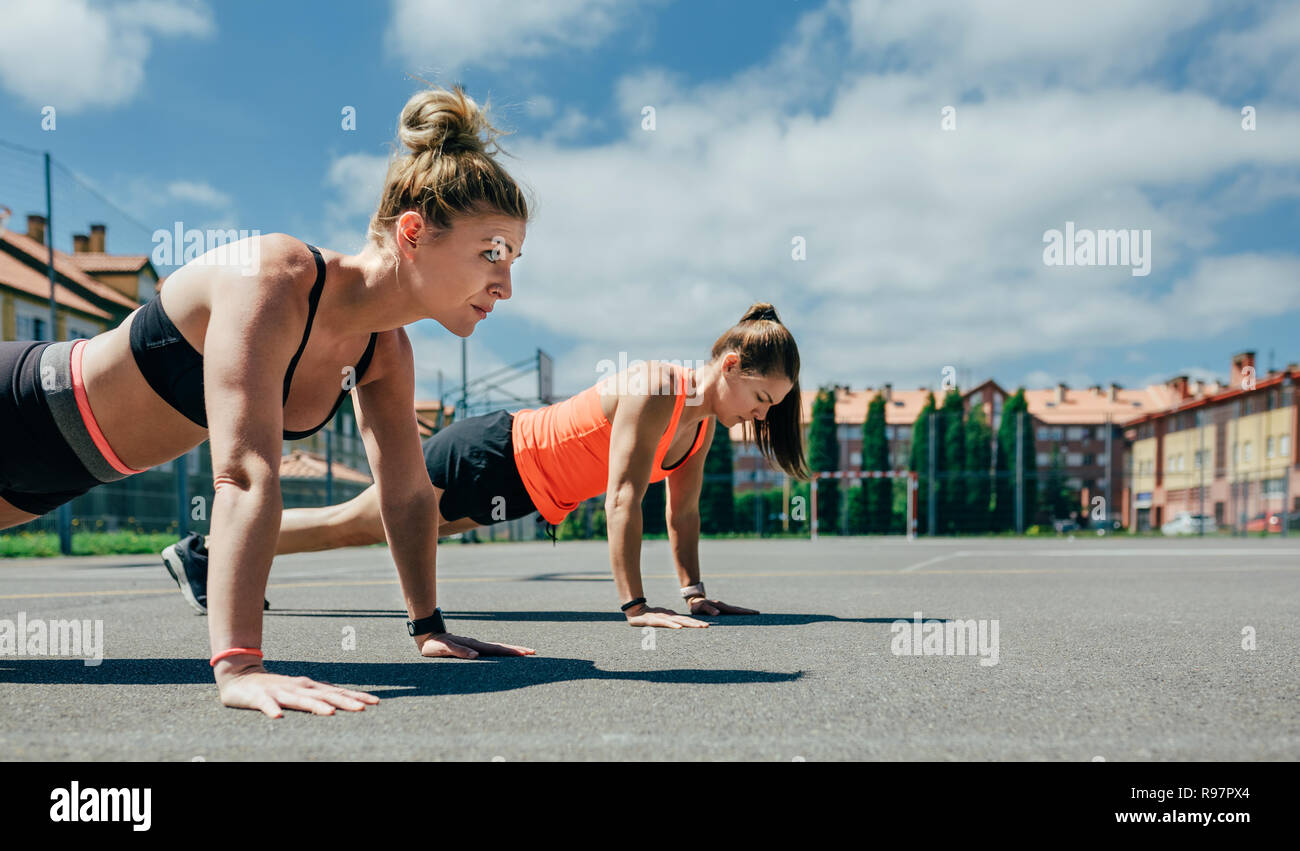 Push ups female hi-res stock photography and images - Alamy