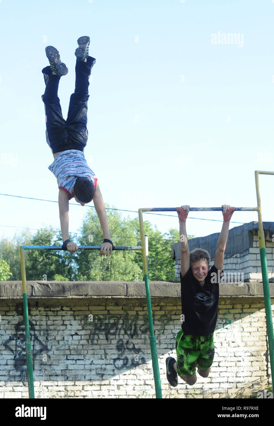 Kovrov, Russia. 12 June 2013. Teens is engaged in discipline gimbarr on a horizontal bar in the ...