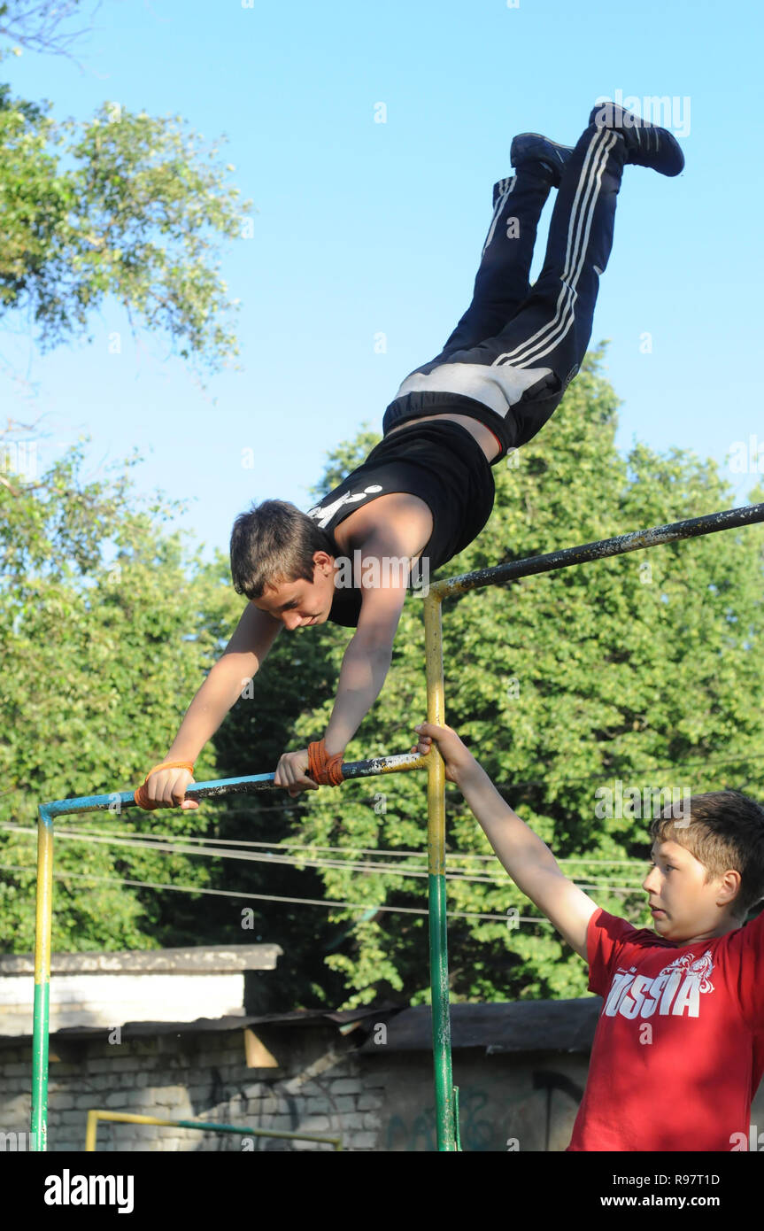 Kovrov, Russia. 12 June 2013. Teens is engaged in discipline gimbarr on a horizontal bar in the ...