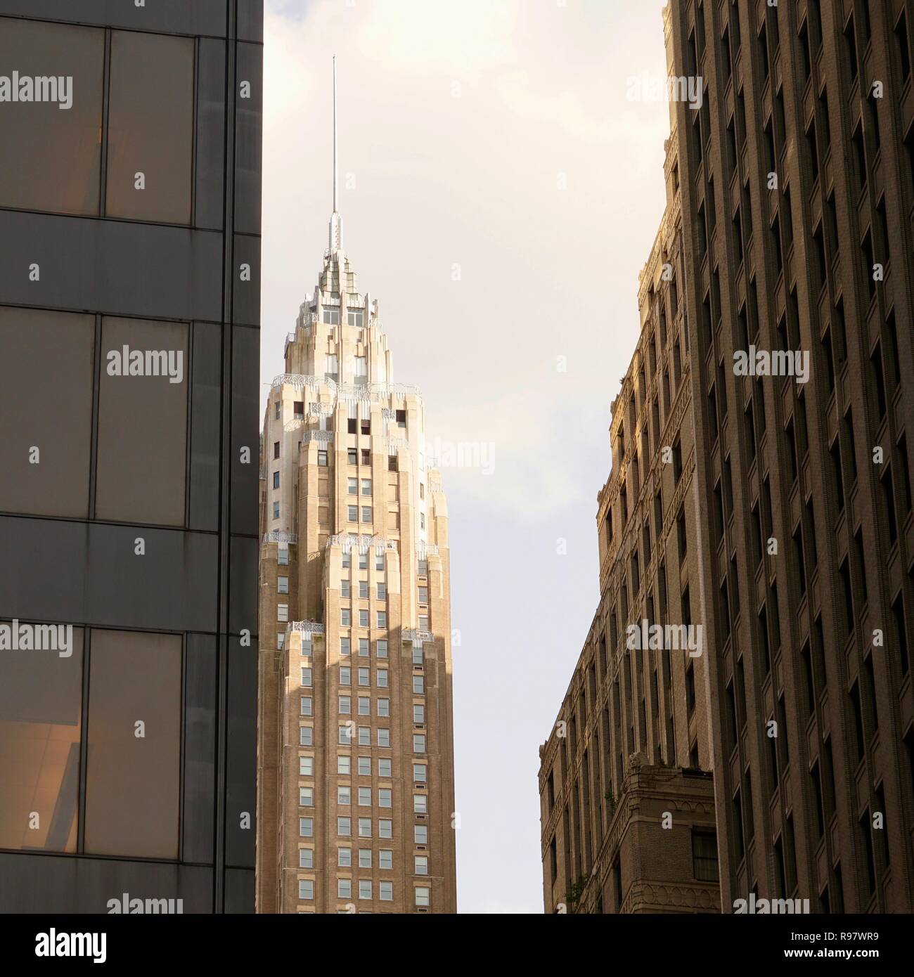 Building well work hi-res stock photography and images - Alamy