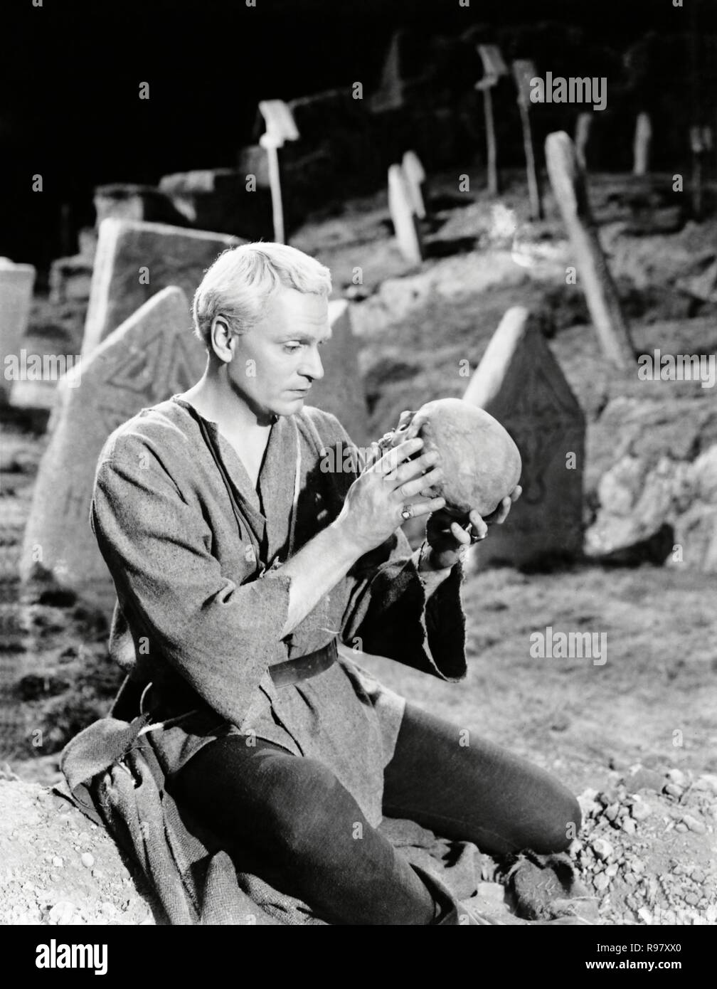 Hamlet laurence olivier 1948 hi-res stock photography and images - Alamy
