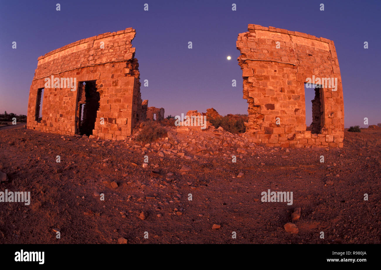 RUINS IN THE OLD GHOST TOWN OF FARINA 26 KM NORTH OF LYNDHURST IN ...