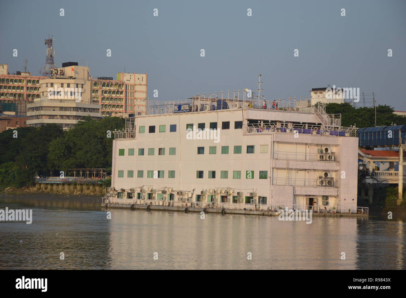 Floatel on river Hooghly, 9/10 Kolkata jetty, Strand Road in Kolkata ...