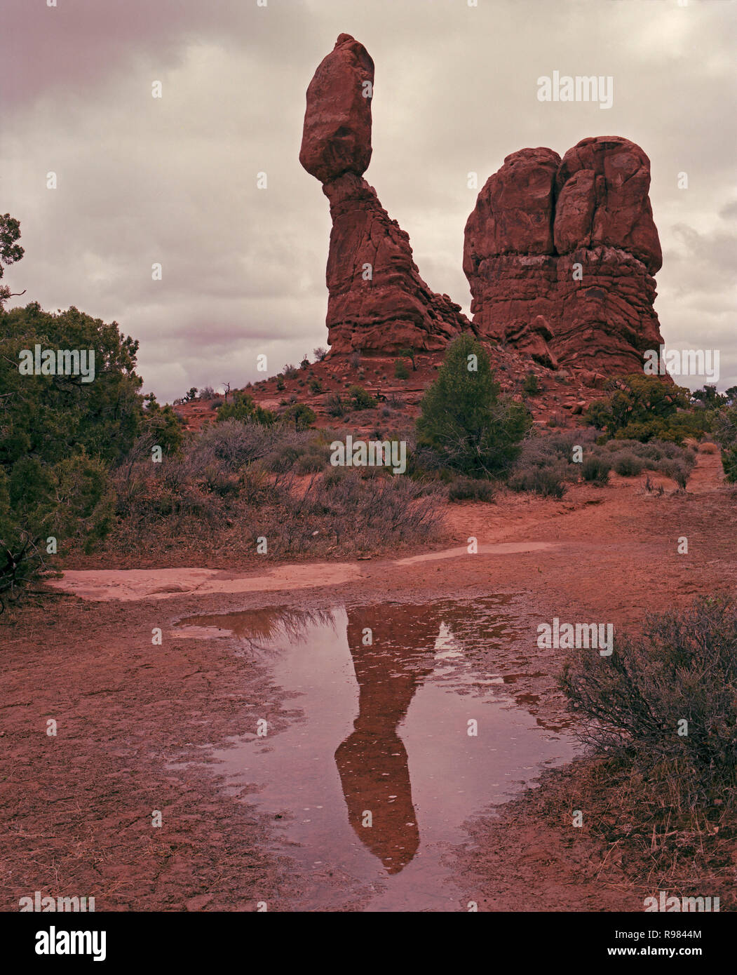 Arches balanced rock hi-res stock photography and images - Alamy