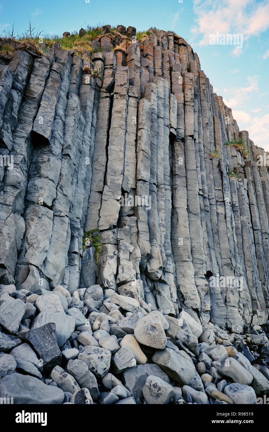 Basalt columns on the Icelandic coast Stock Photo - Alamy