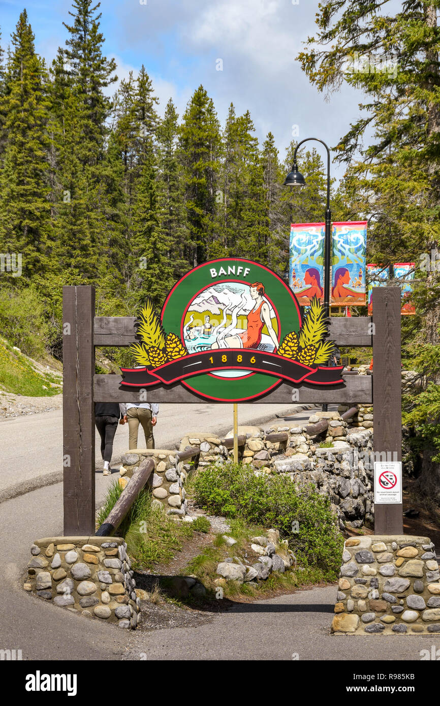 BANFF, ALBERTA, CANADA - JUNE 2018: Wooden sign post at the etnrance to ...