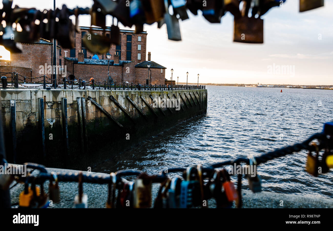 Royal canal locks hi-res stock photography and images - Alamy
