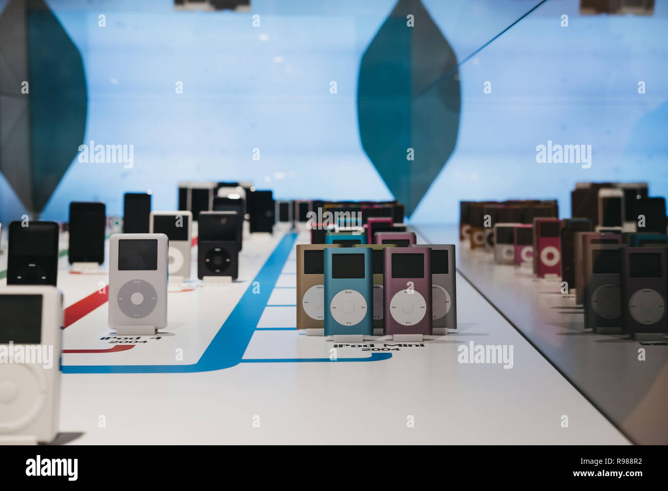 Old apple music player hi-res stock photography and images - Alamy