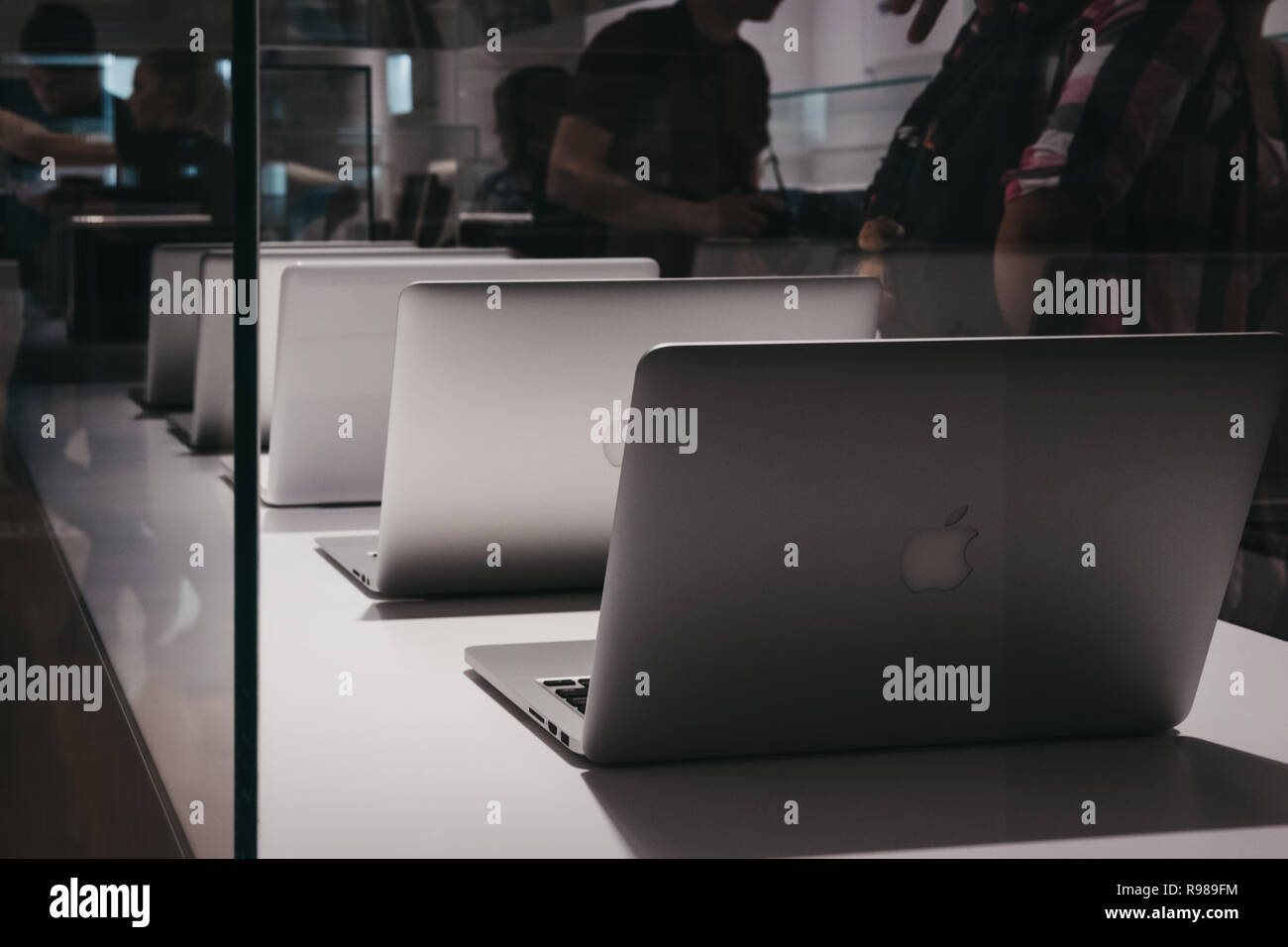Apple macbook range hi-res stock photography and images - Alamy