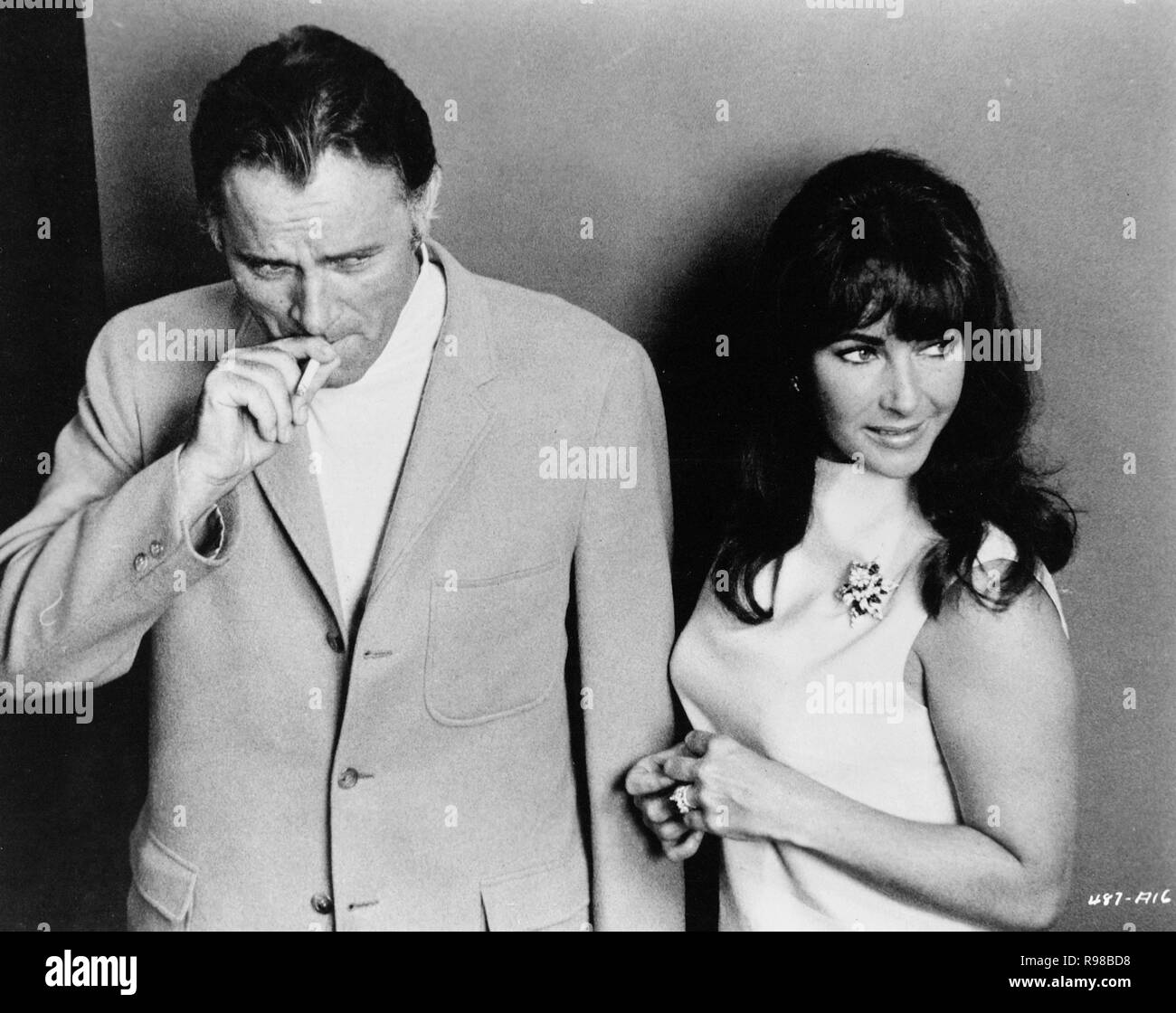 Elizabeth taylor and richard burton hi-res stock photography and images ...