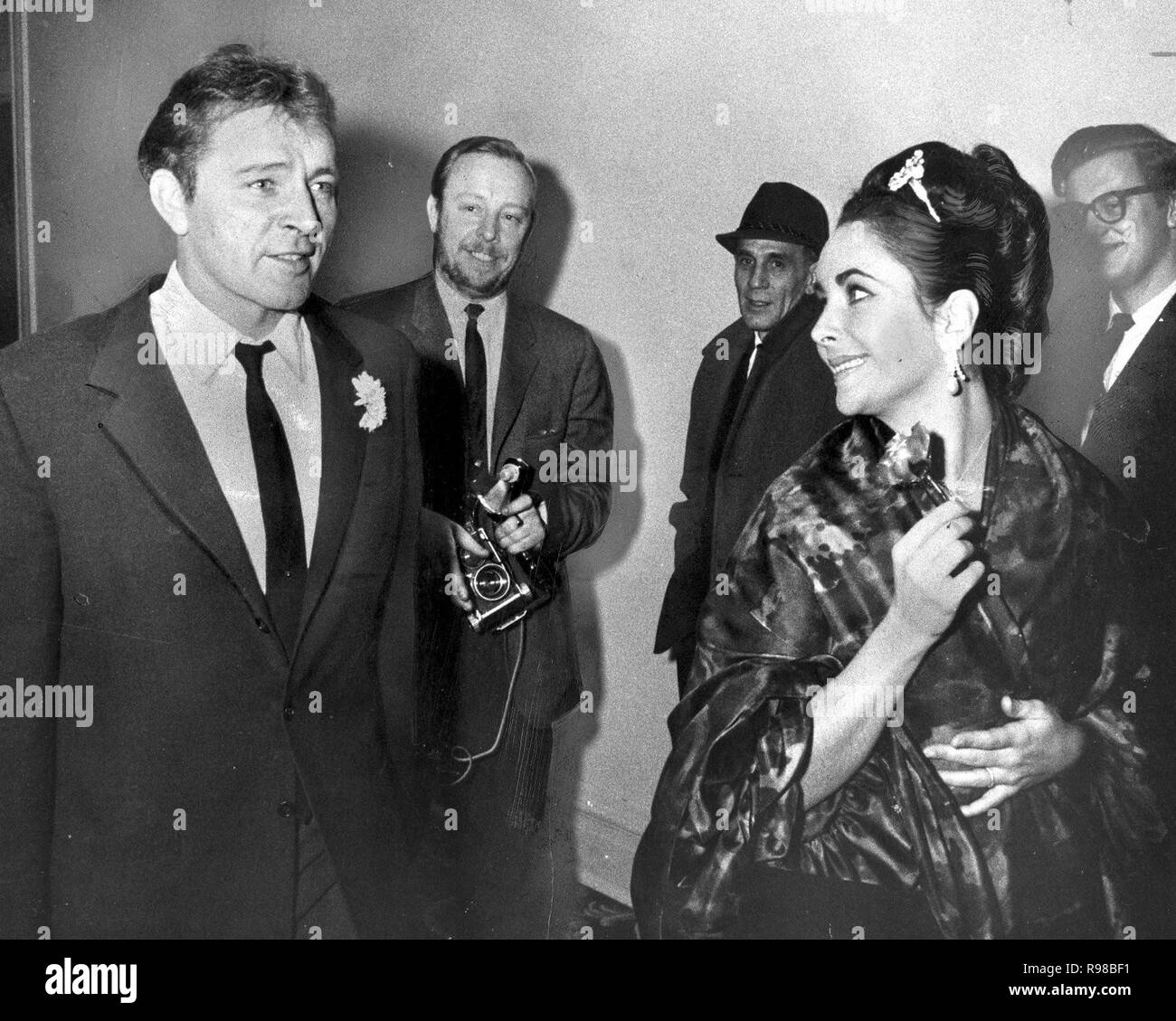 ELIZABETH TAYLOR; RICHARD BURTON. 1964 Stock Photo - Alamy