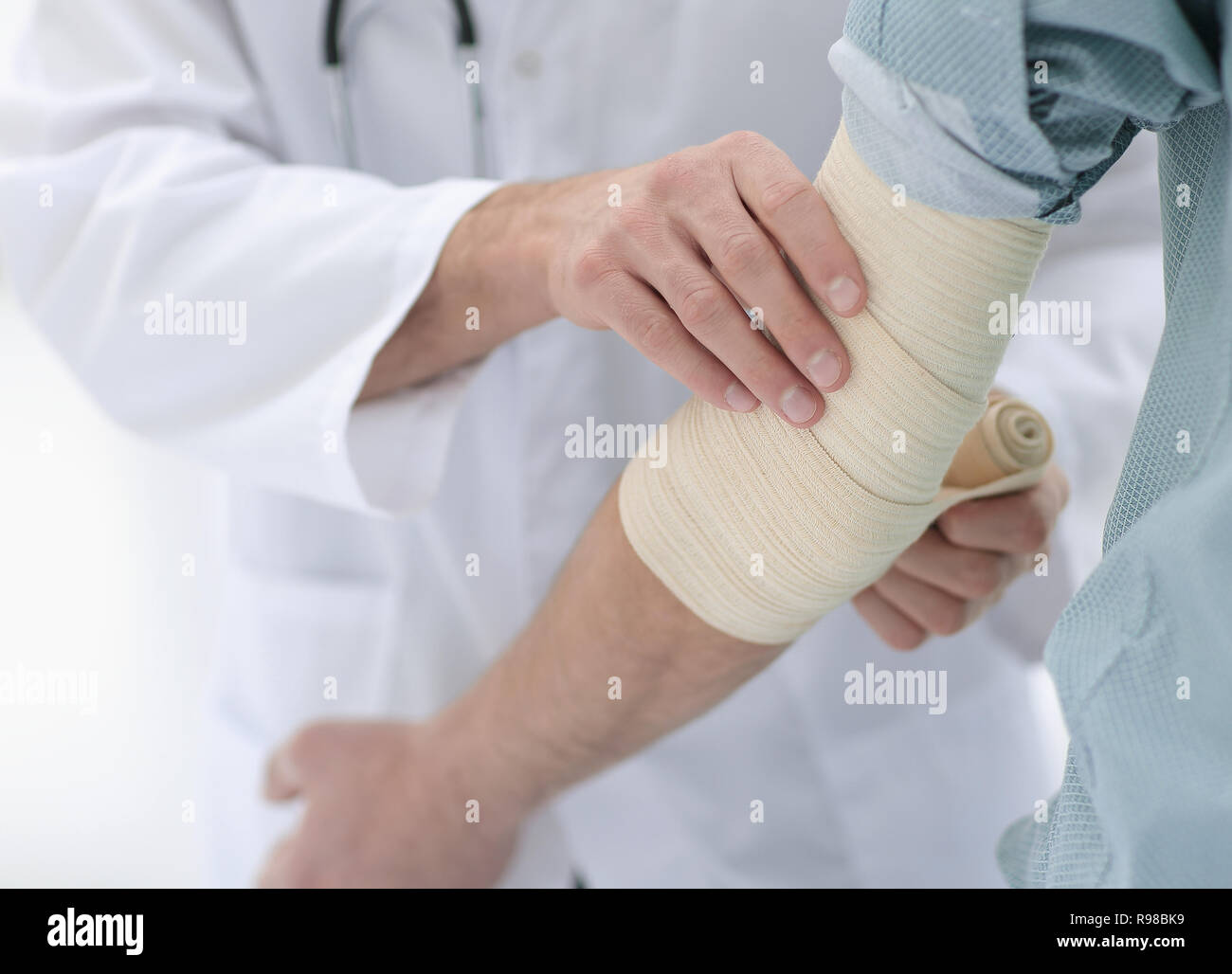 closeup.doctor applying elastic bandage Stock Photo - Alamy