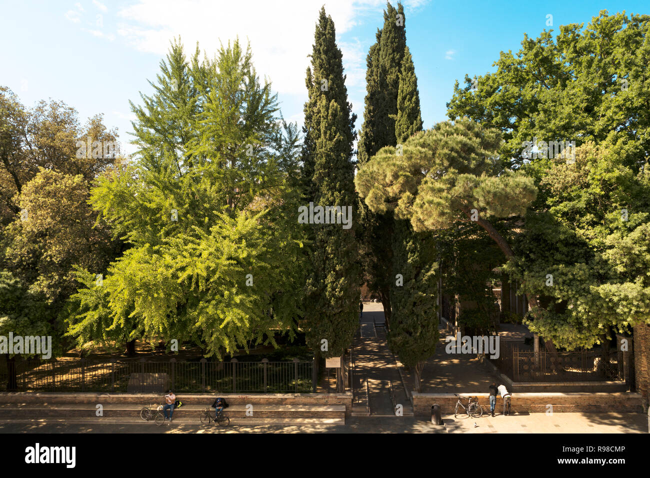 Tall and small people hi-res stock photography and images - Alamy