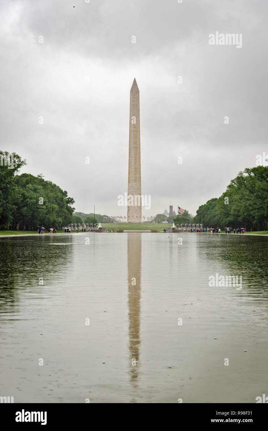 The Washington Monument reflected in the Lincoln Memorial Reflection ...
