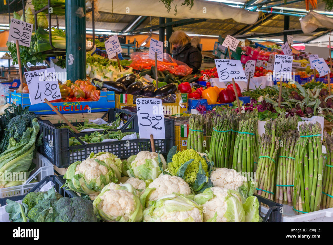Vegetables in green boxes hi-res stock photography and images - Alamy