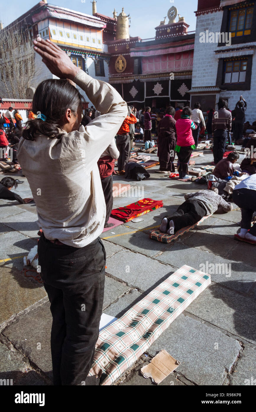 Tibetan pilgrims at barkhor square hi-res stock photography and images ...