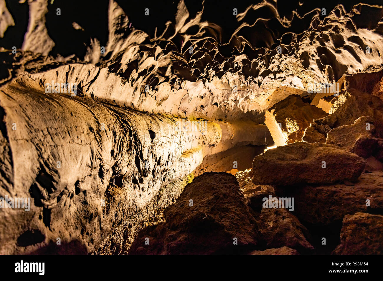 Interesting lava structures Cueva de los Verdes, an amazing lava tube ...