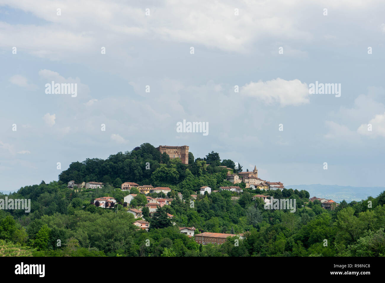 Castle of monticello dalba hi-res stock photography and images - Alamy