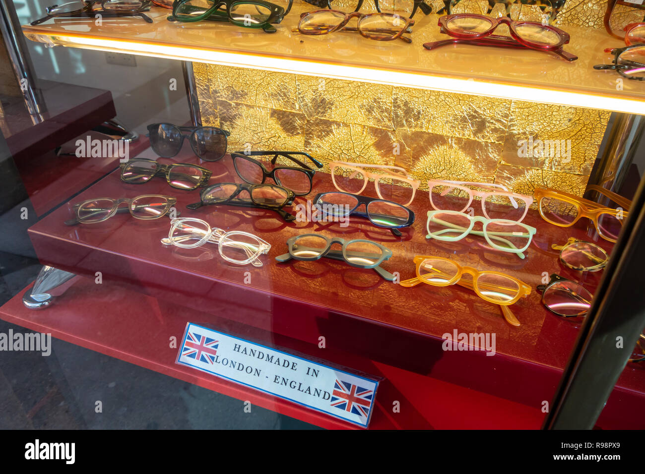 Girls with eye glasses hi-res stock photography and images - Alamy