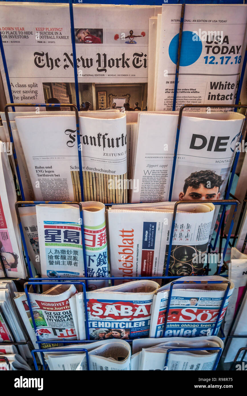 Magazine Display Shop High Resolution Stock Photography and Images - Alamy