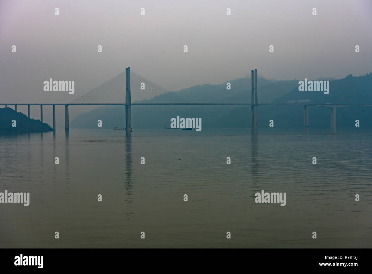 Yingwuzhou yangtze river bridge hi-res stock photography and images - Alamy