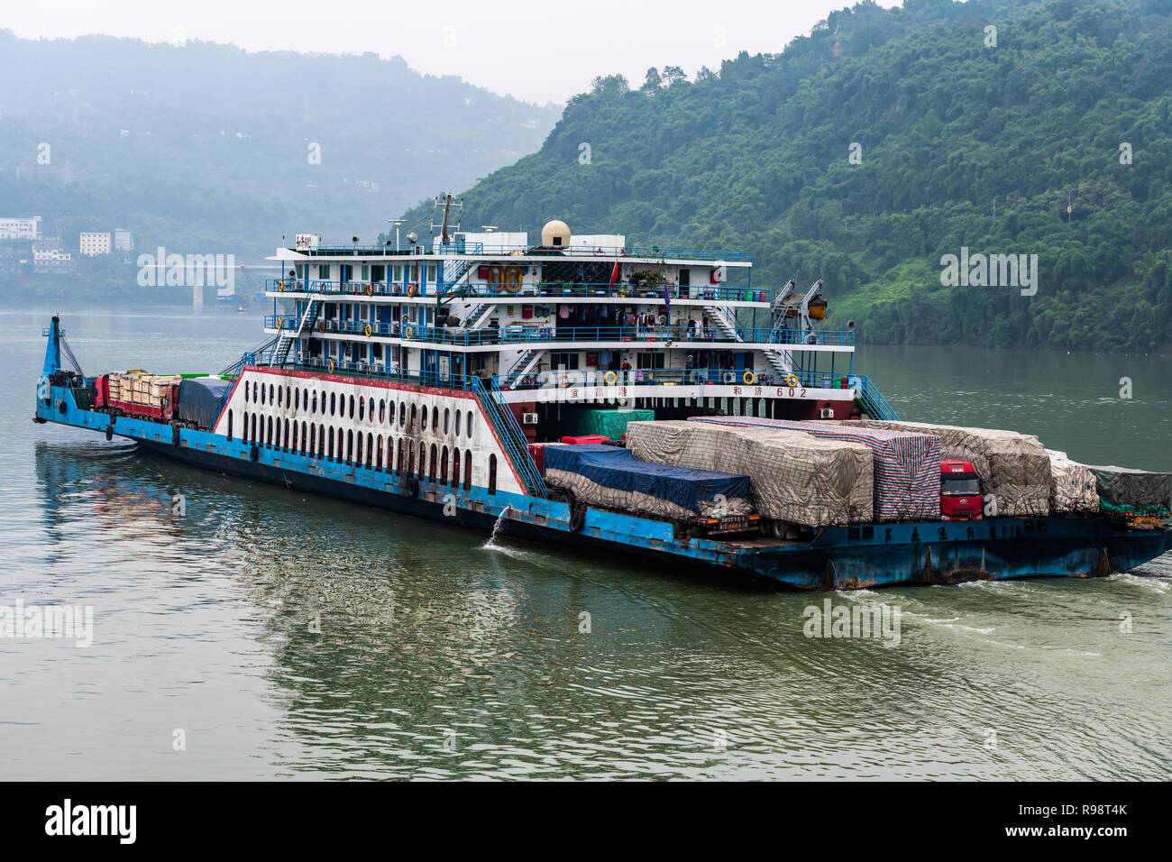Vehicle transport/ferry Yangtze River, China Stock Photo - Alamy