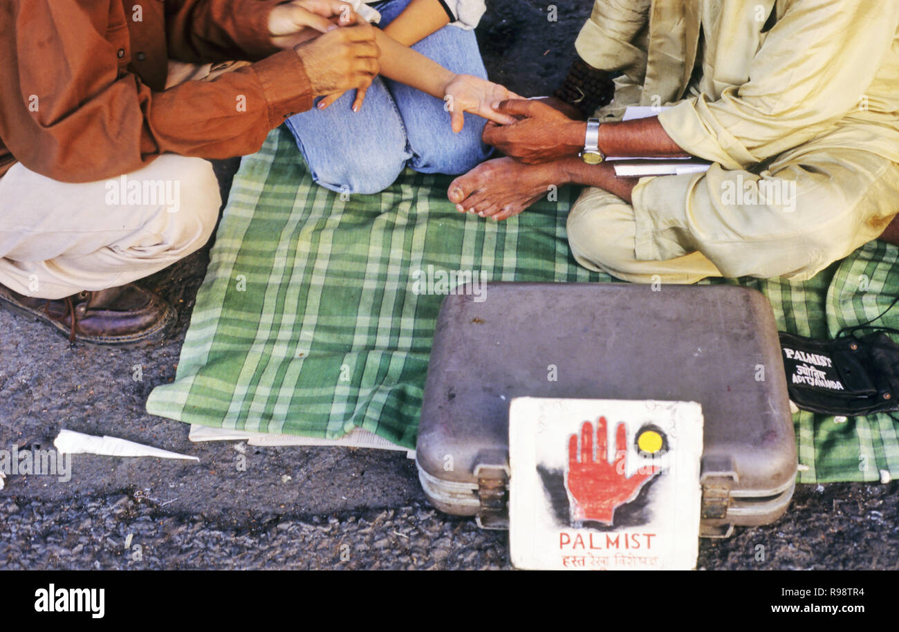 Palmist hi-res stock photography and images - Alamy
