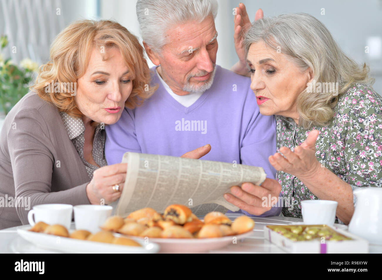 Senior people reading hi-res stock photography and images - Alamy