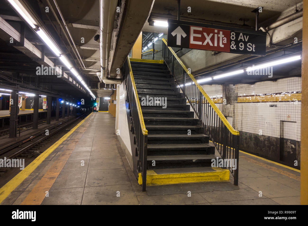 Empty underground subway platform early in the morning in the Park ...