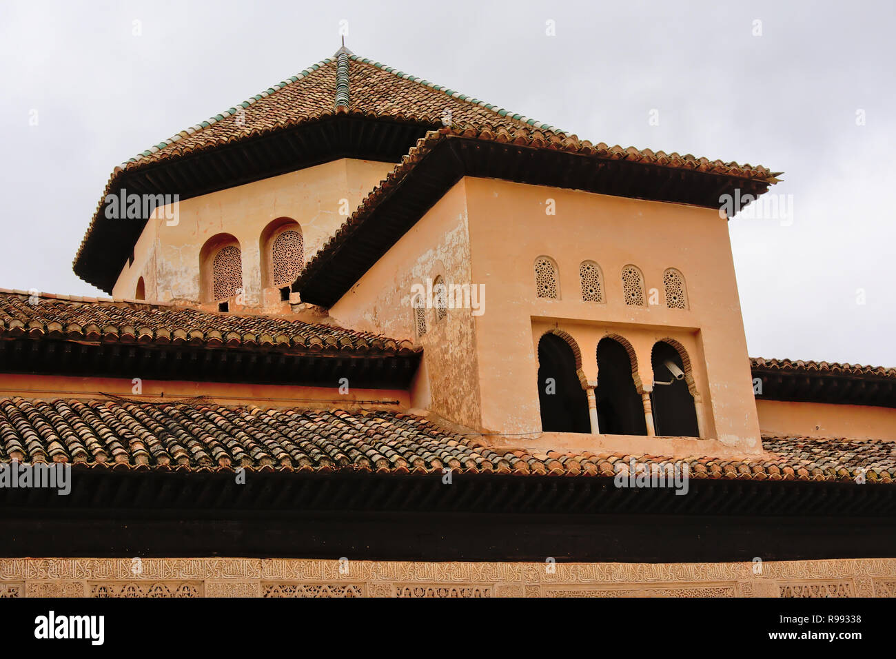 Architecture detail of Court of the Lions patio, Nasrid medieval ...