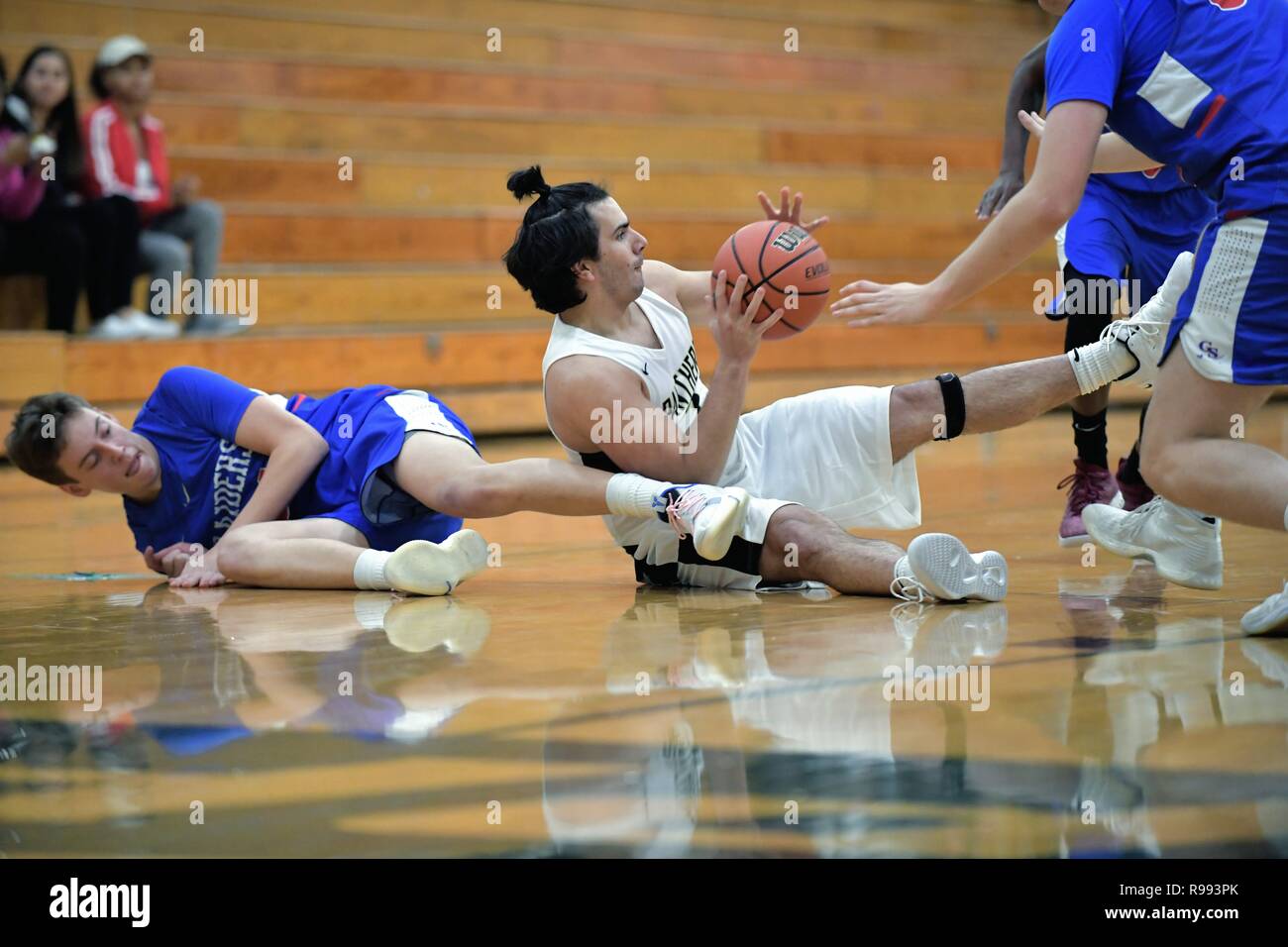 Boys playing basketball gym hi-res stock photography and images - Alamy