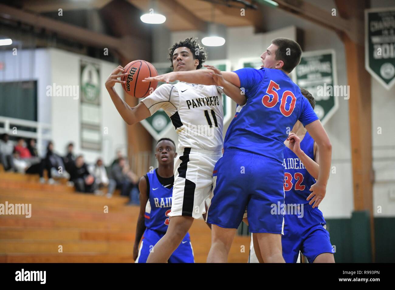 Boys playing basketball gym hi-res stock photography and images - Alamy