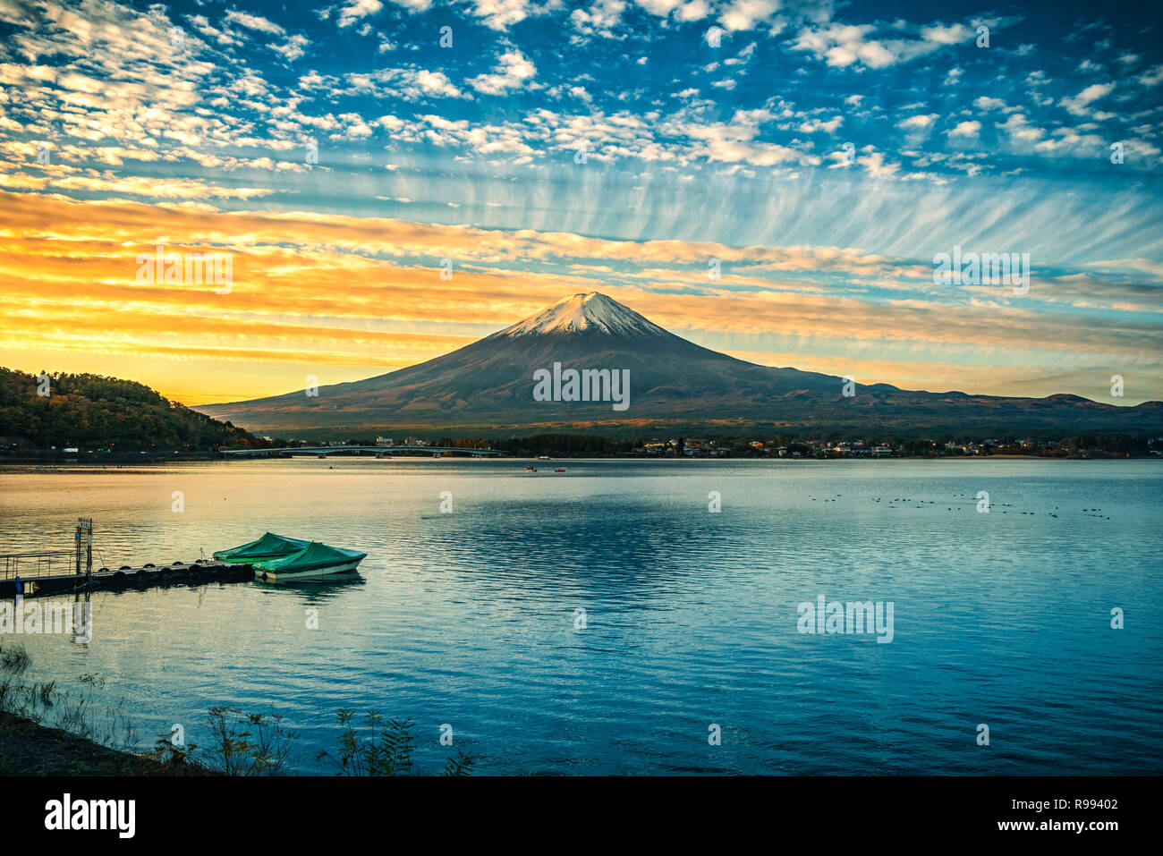 Mt. Fuji over Lake Kawaguchiko at sunrise in Fujikawaguchiko, Japan Stock Photo - Alamy