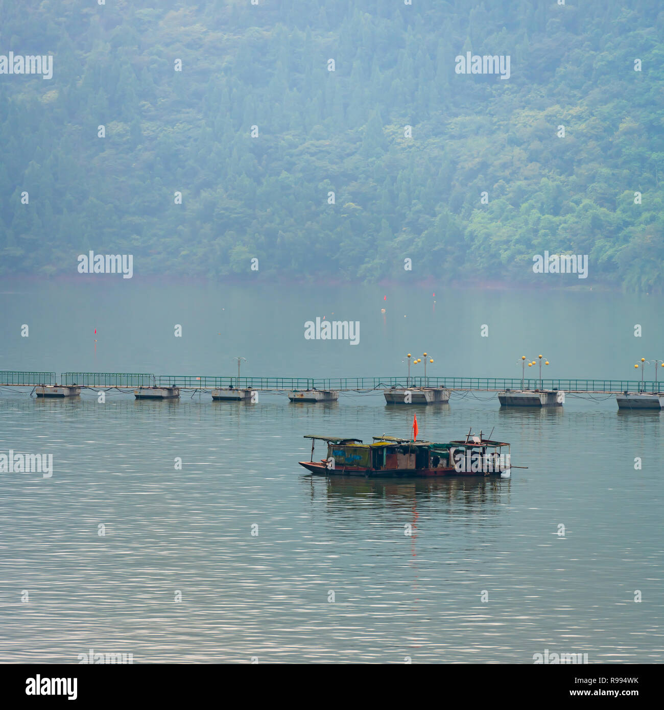 Sampan yangtze river china hi-res stock photography and images - Alamy