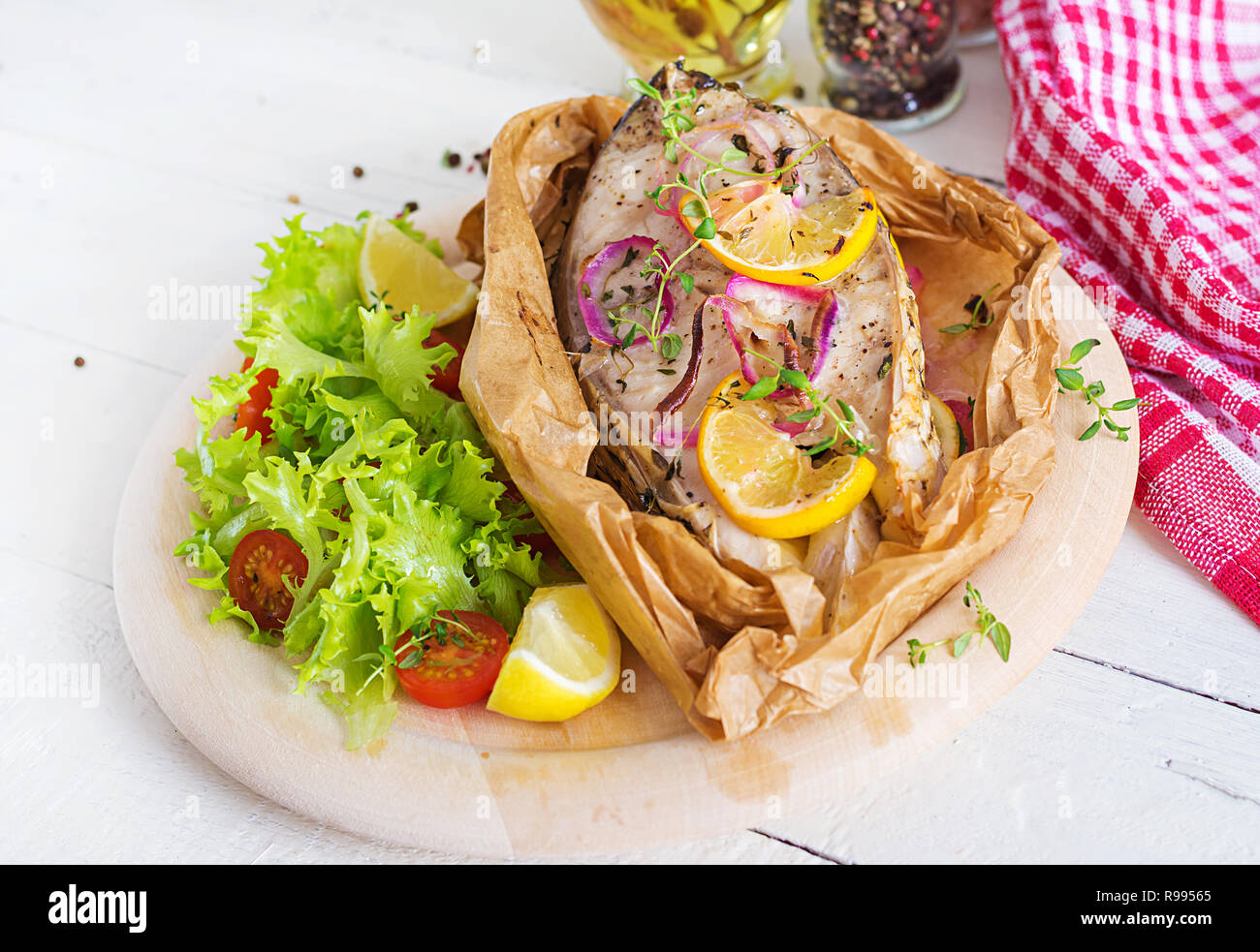 Fish cooked in parchment paper hi-res stock photography and images - Alamy