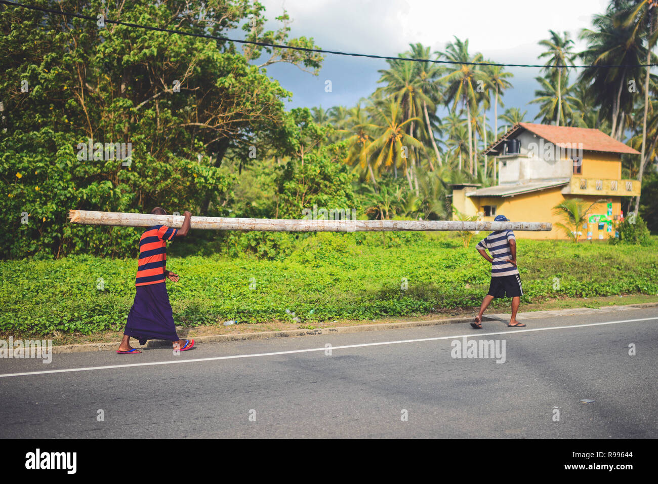 Men carrying log hi-res stock photography and images - Alamy