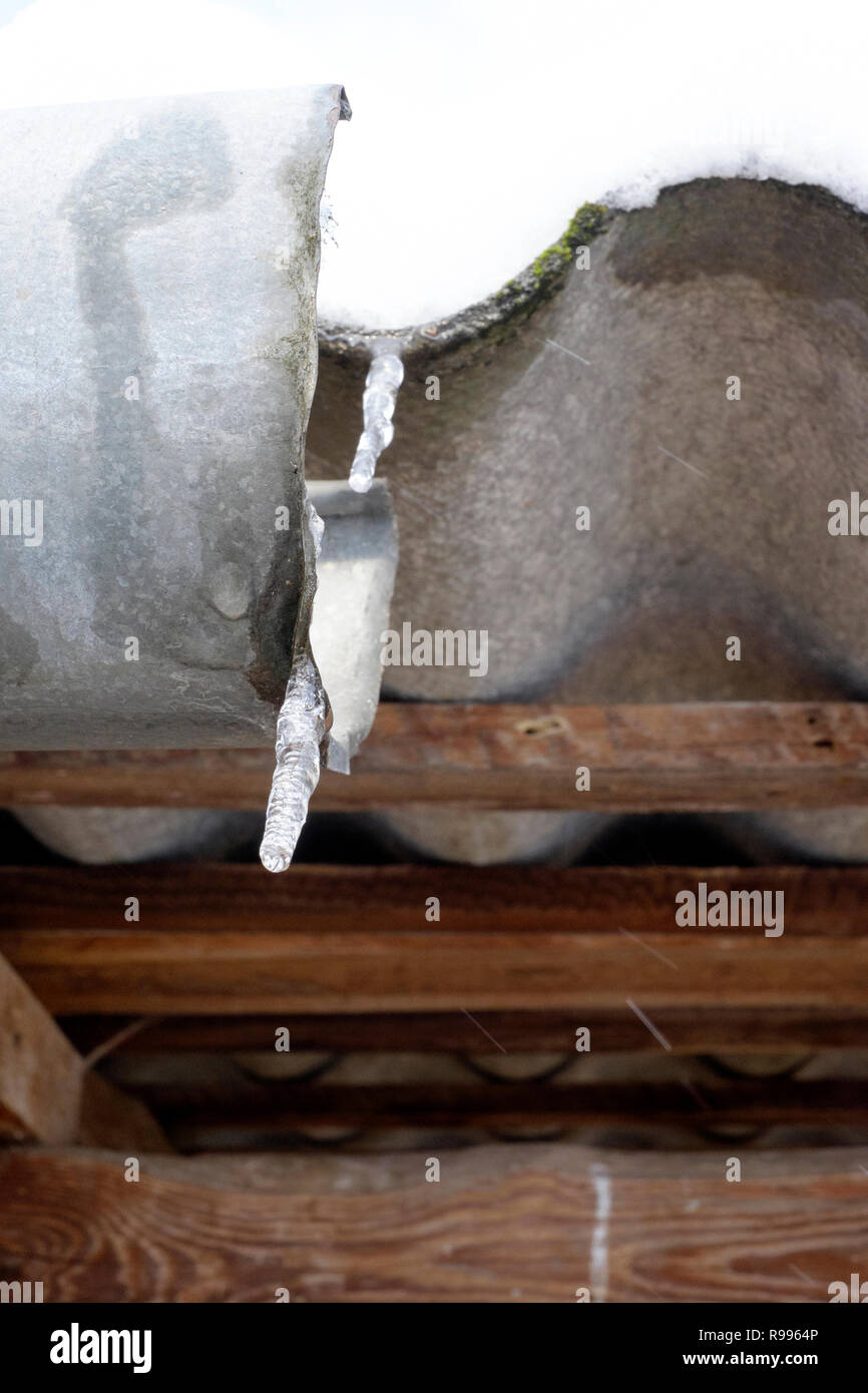 Asbestos roof hi-res stock photography and images - Alamy