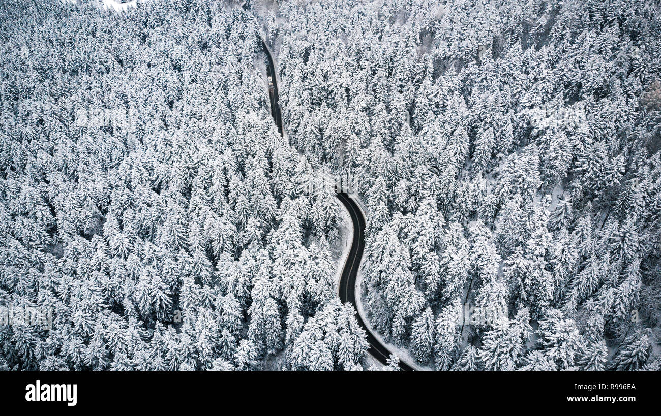 Curvy road from above hi-res stock photography and images - Alamy