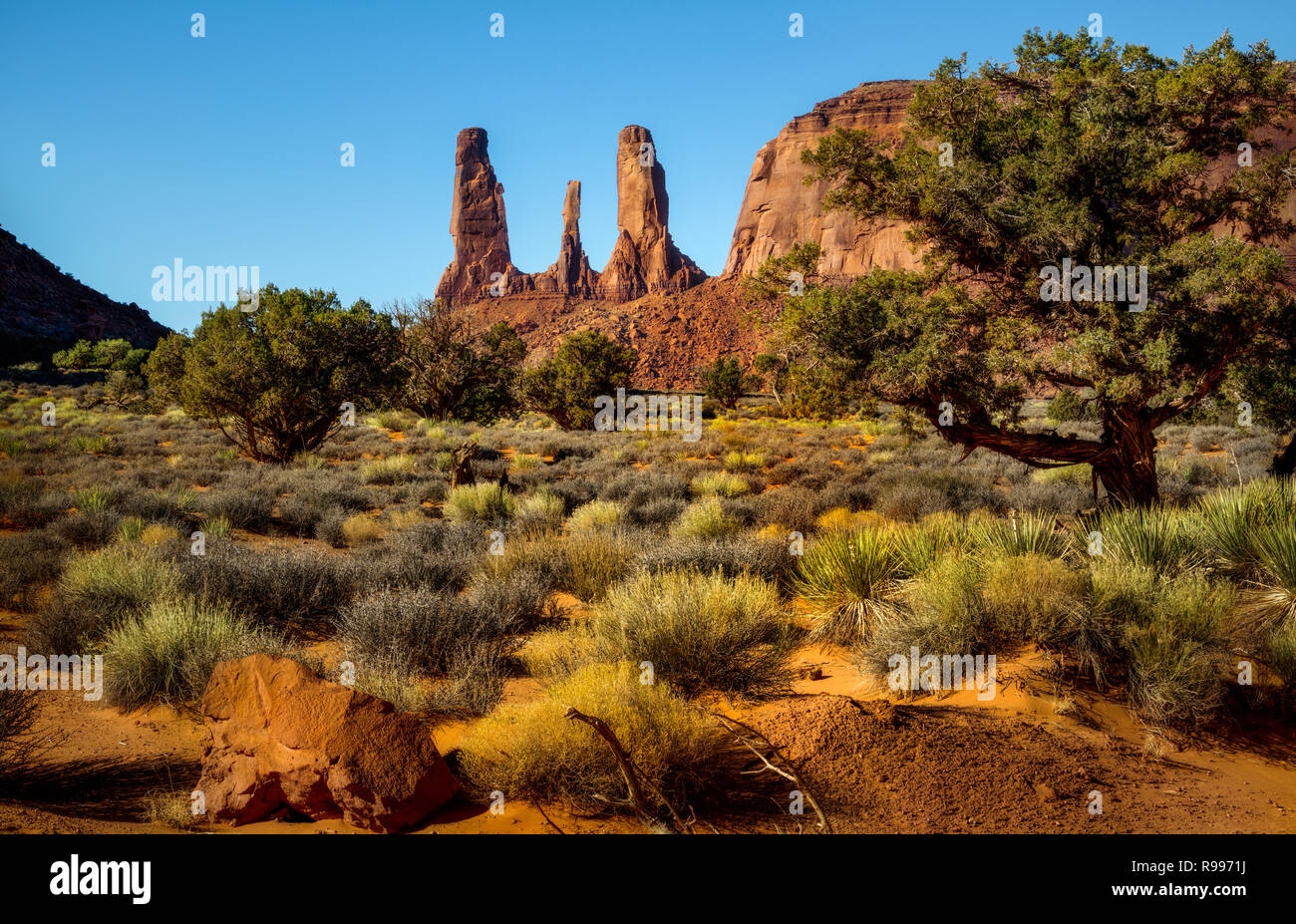 Three sisters monument hi-res stock photography and images - Alamy