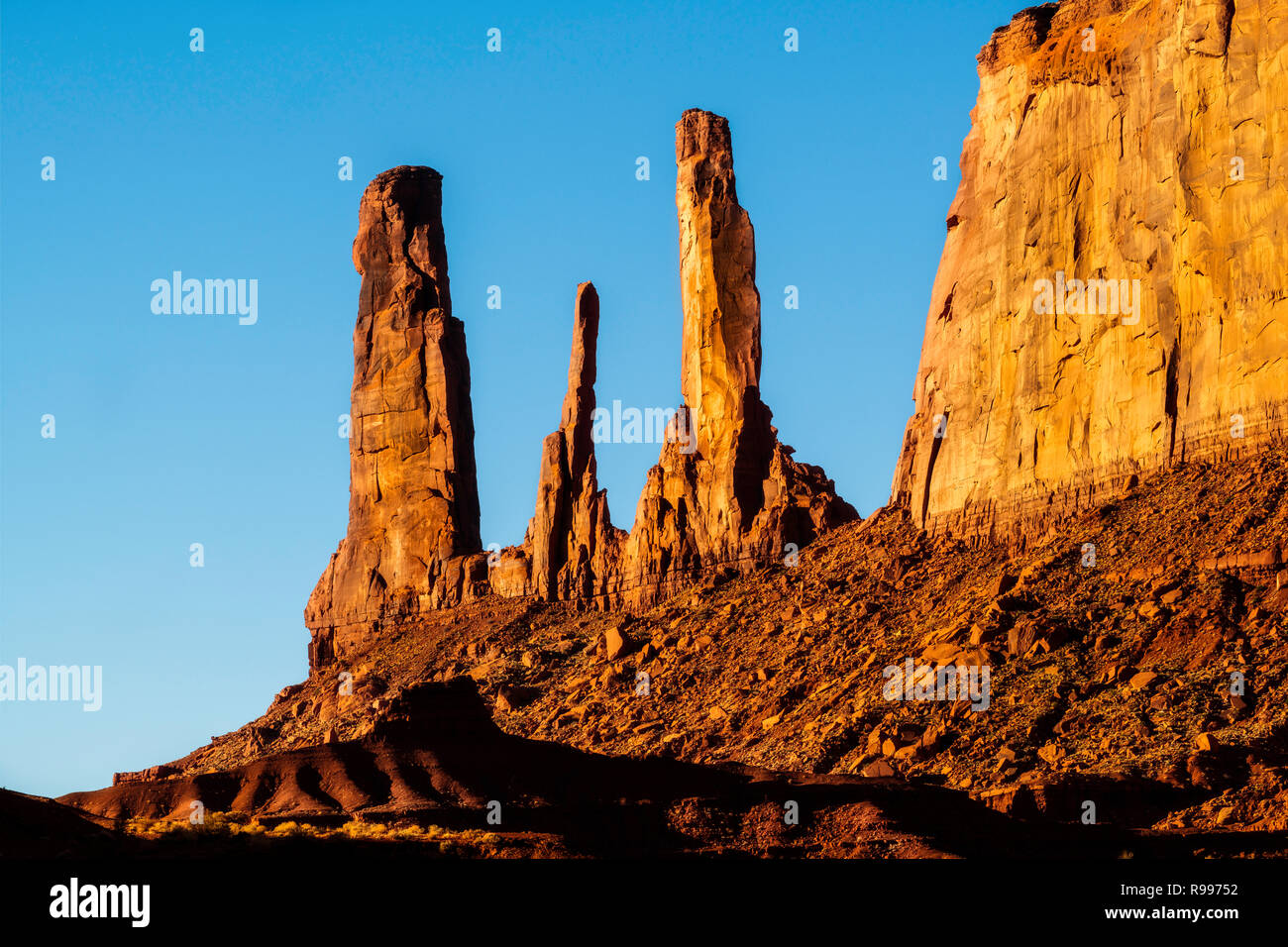 Three sisters monument hi-res stock photography and images - Alamy